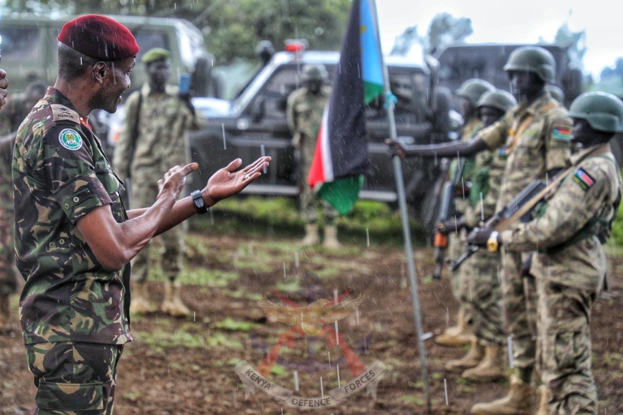 EACRF FORCE COMMANDER VISITS RUMANGABO AND KIBUMBA FOBS – Ministry of ...